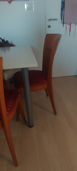 Dvije stolice od punog drveta sa sjedištem od tekstila