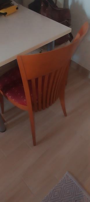 Dvije stolice od punog drveta sa sjedištem od tekstila