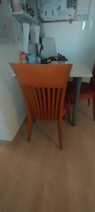 Dvije stolice od punog drveta sa sjedištem od tekstila