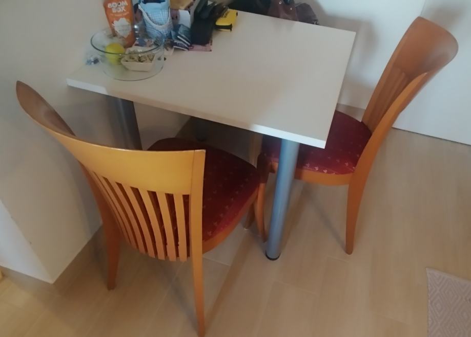 Dvije stolice od punog drveta sa sjedištem od tekstila