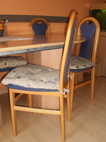 KUHINJSKE DRVENE STOLICE bukva-tamno-plavo, 2 kom prodajem