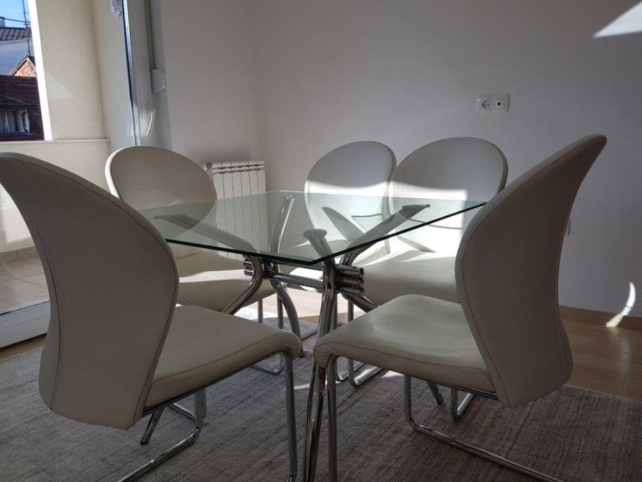 ODLIČAN stol +5 stolica za male prostore