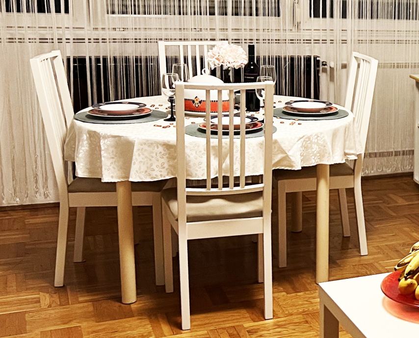 Okrugli blagovaonski stol.