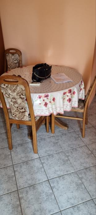 Okrugli drveni stol na razvlačenje + 4 stolice