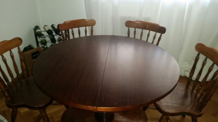 okrugli drveni stol na razvlacenje