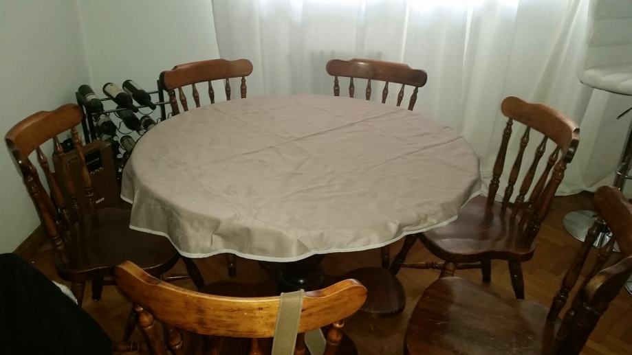 okrugli drveni stol na razvlacenje