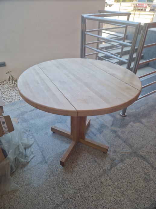 Okrugli drveni stol