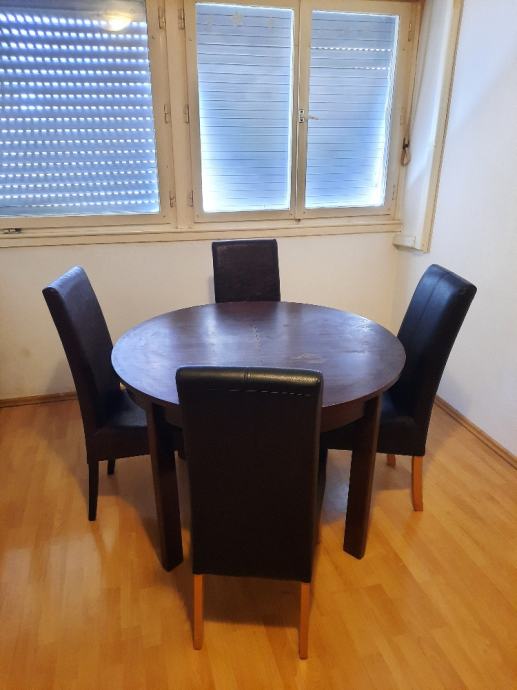 Okrugli stol na razvlačenje i 4 stolice