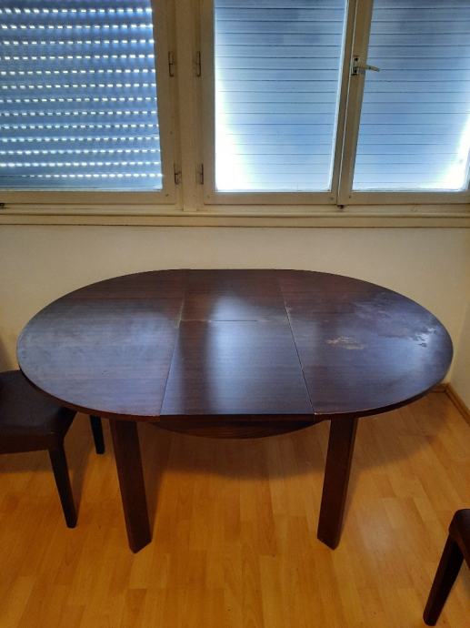 Okrugli stol na razvlačenje i 4 stolice