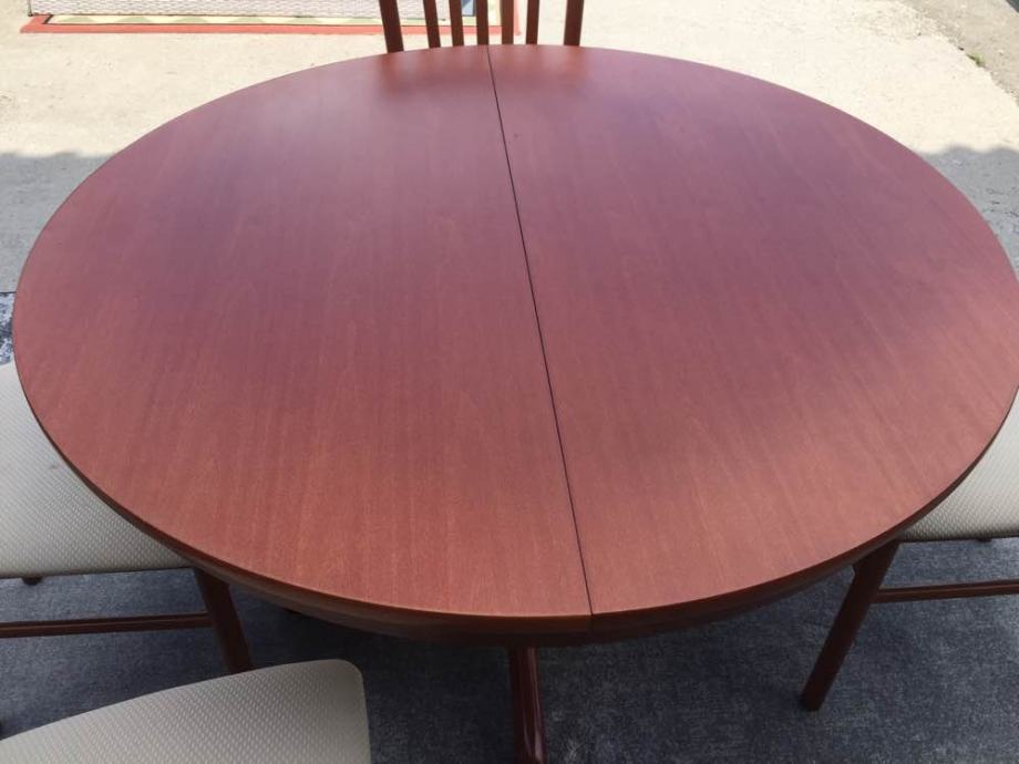 Okrugli stol na razvlačenje sa 4 stolice