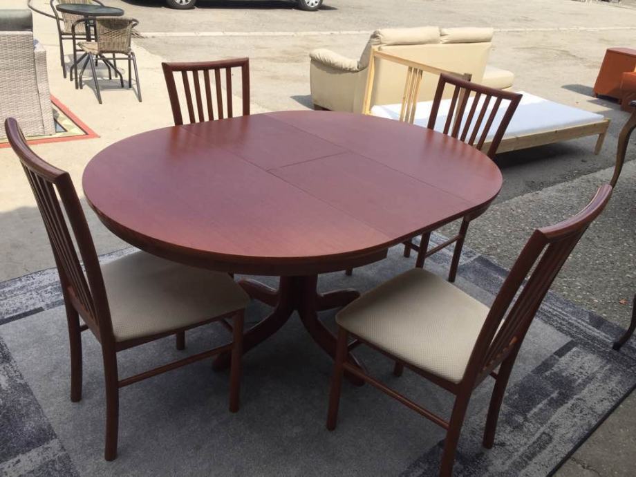 Okrugli stol na razvlačenje sa 4 stolice