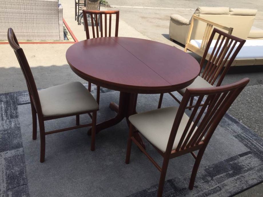 Okrugli stol na razvlačenje sa 4 stolice