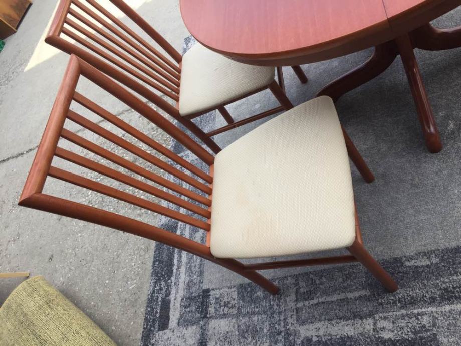 Okrugli stol na razvlačenje sa 4 stolice