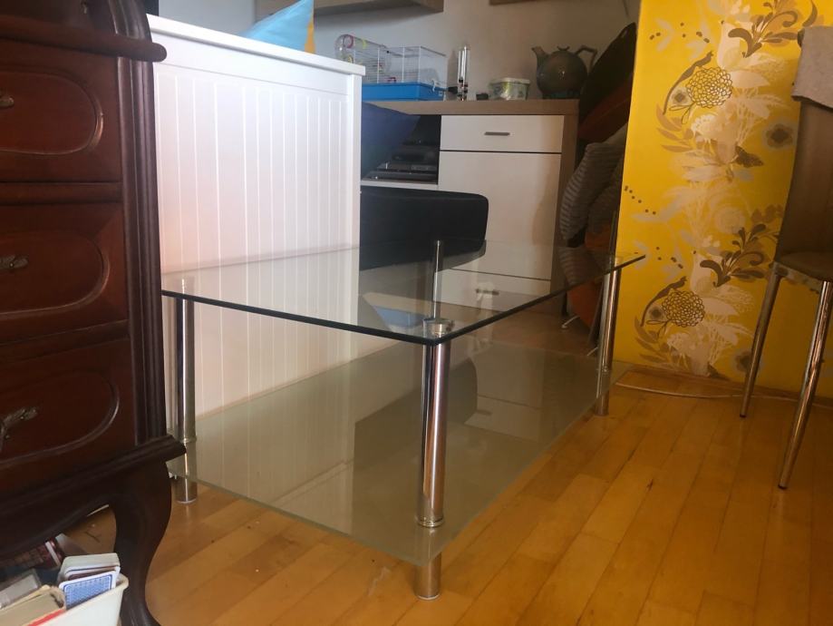 Poklanjam stakleni stolic