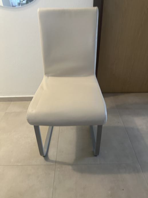 Prodajem moderne stolice – odlične za blagovaonicu ili ured