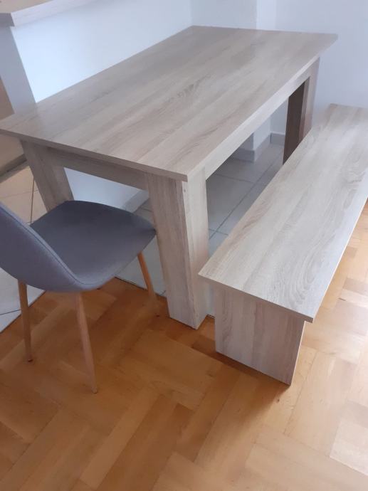 Prodajem stol i dvije klupe 400kn