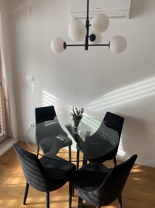 Stakleni stol i četiri stolice