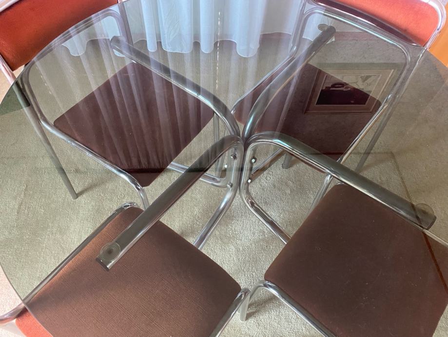 Stakleni stol sa stolicama