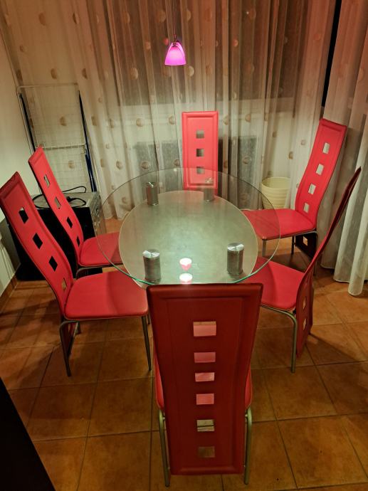 Stakleni stol s stolicama