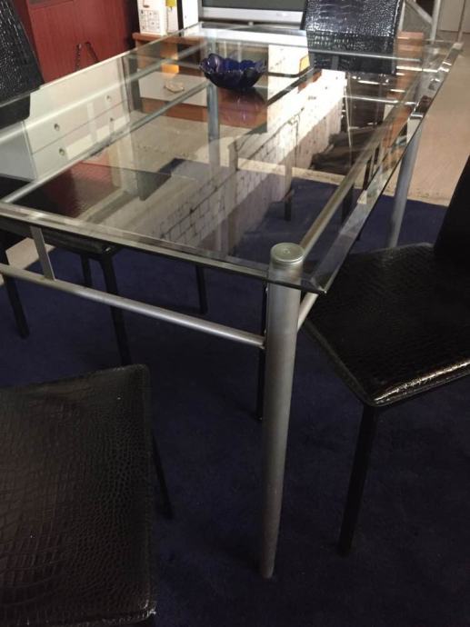 Stakleni stol sa stolicama