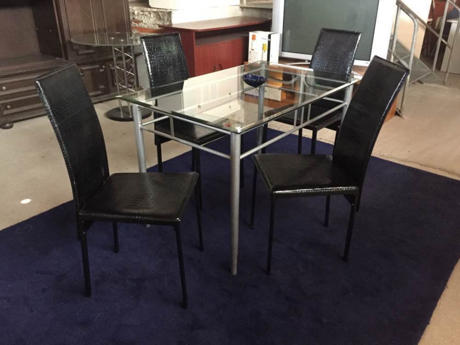 Stakleni stol sa stolicama