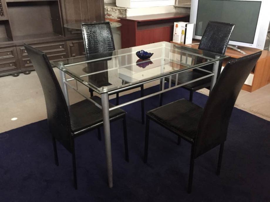 Stakleni stol sa stolicama