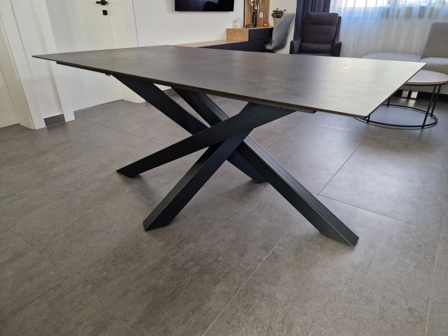 Stol 160x90, metalne noge, compact ploča