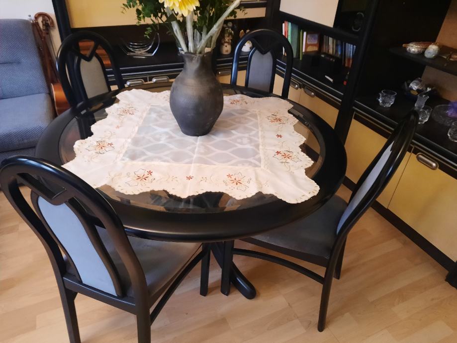 stol okrugli i 4 stolice