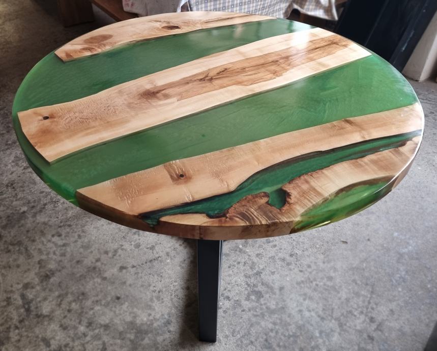 Stol od epoxy smole