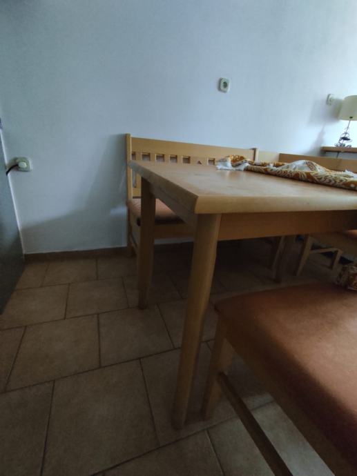 Stol sa klupom za sjedenje i dvije stolice