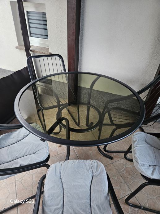 vanjski stol i stolice