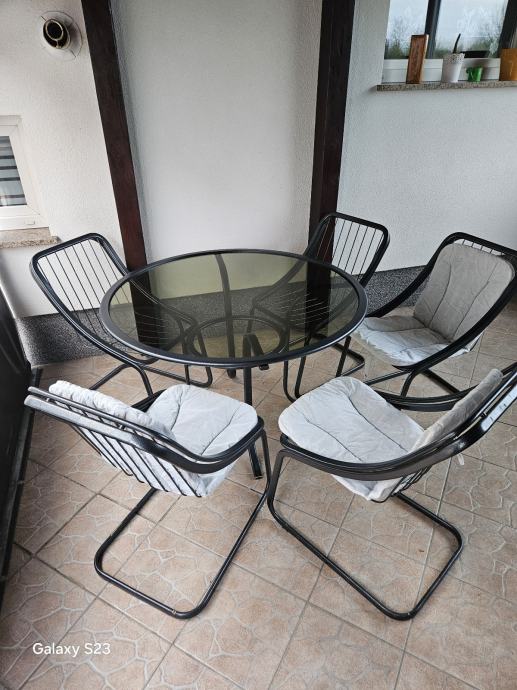 vanjski stol i stolice