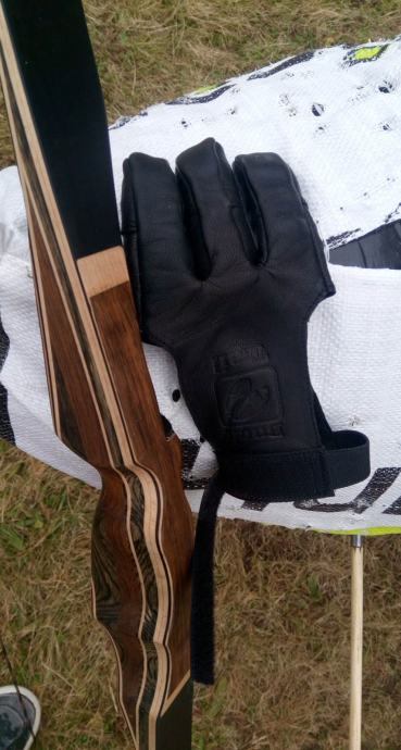 Buck Trail Black Hawk 68 inča 35 lbs kao novi+strijele itd.