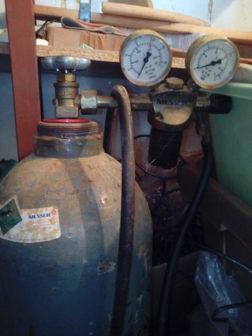 boca za helij za punjenje balona i manometri messer