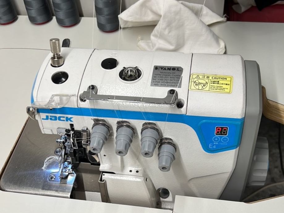 Šivaća mašina - JACK JK - E4 - 4 M03/333 - POVOLJNO - KAO NOVO