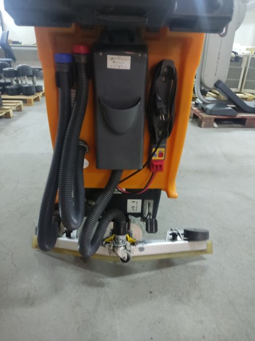 TASKI SWINGO 1250B -stroj za čišćenje i pranje podova (nove baterije )