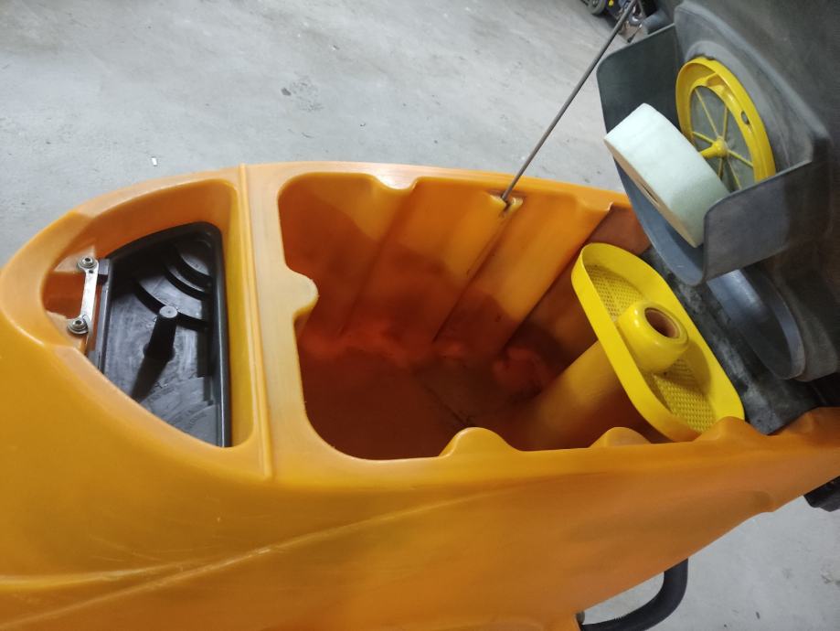 TASKI SWINGO 1250B -stroj za čišćenje i pranje podova (nove baterije )