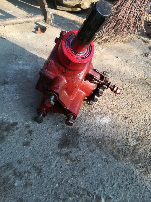 Reduktor od sip prikolice za sijeno