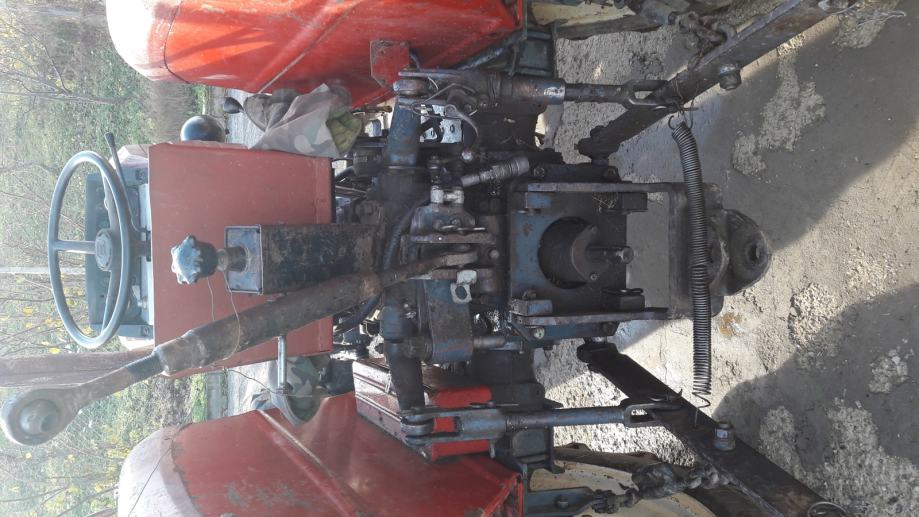 Traktor Universal 340 DT