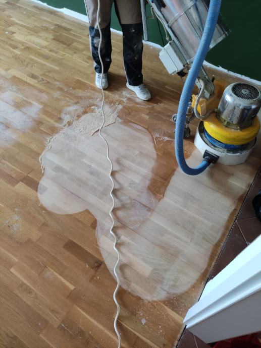 Stroj za brušenje parketa