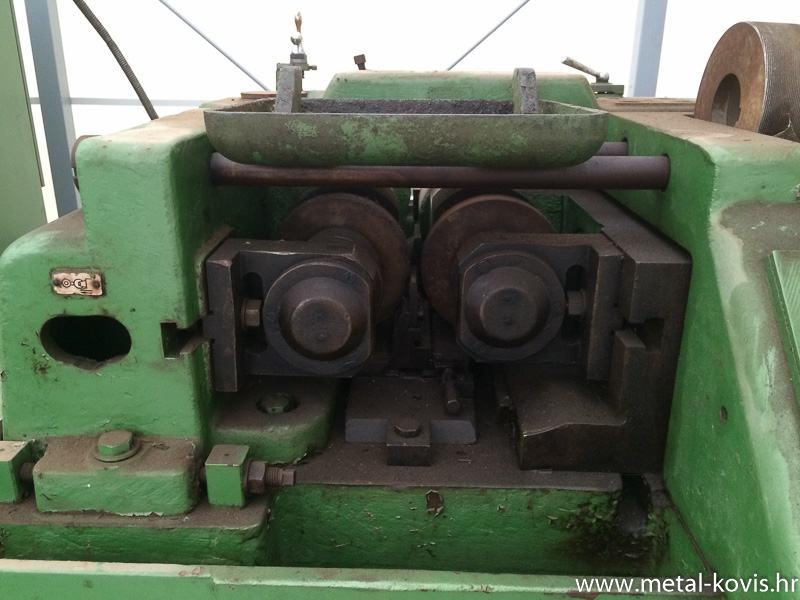 Stroj za valjanje navoja