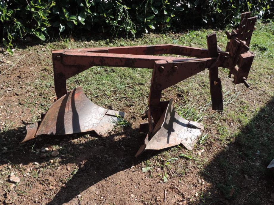 Dvobrazni plug za mali traktor