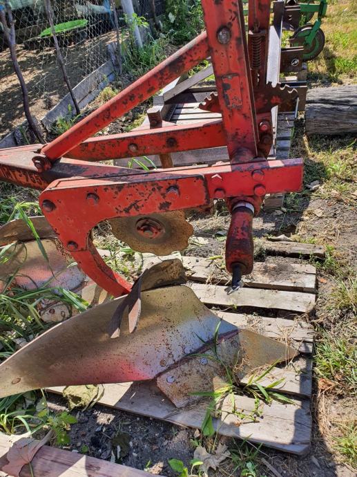 Prodajem plug IMT 755