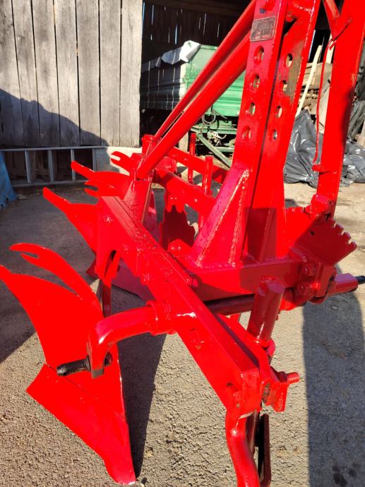 Trobrazni plug IMT-758.3