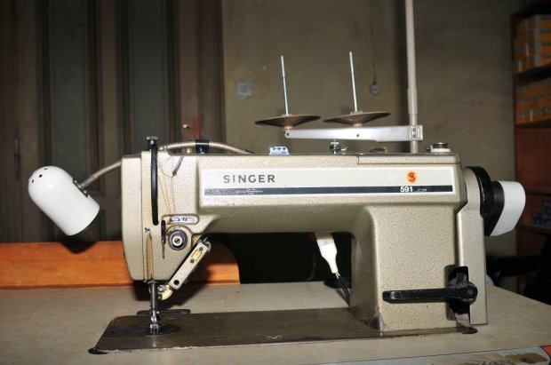 POVOLJNO! - Singer 591 industrijska šivaća mašina