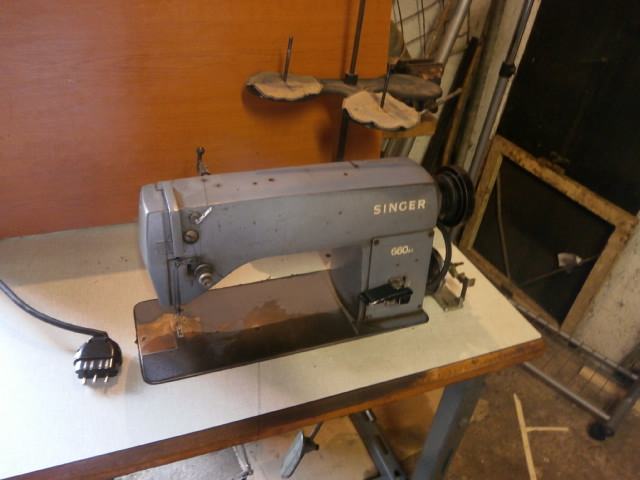 Šivaća mašina SINGER industrijska industrijski šivaći stroj šteperica