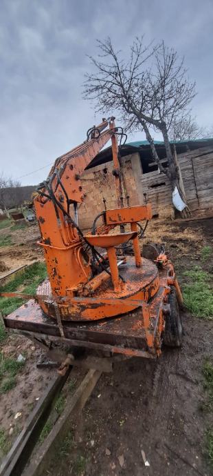 UTOVARIVAČ ZA GNOJ I RASUTI MATERIJAL (GRAJFER)