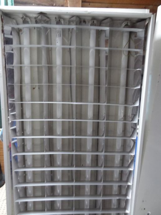 neonska rasvjeta, fluorescentne cijevi, stropni paneli