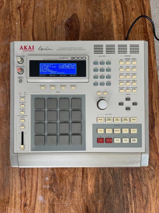 Akai MPC 3000, LED zaslon, čitač SD kartica, 230 volti