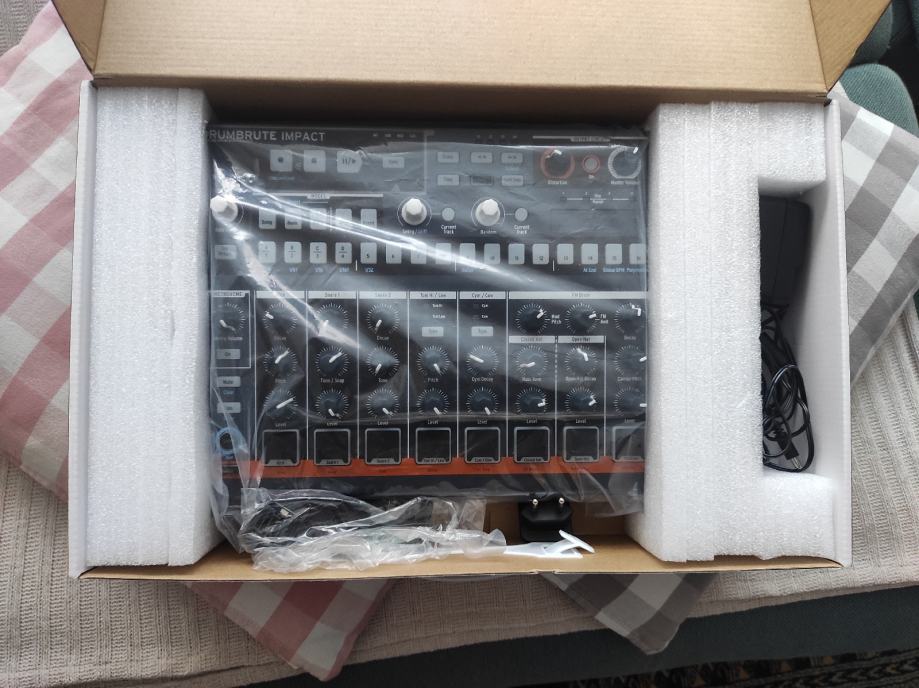 Arturia Drumbrute Impact - Analog drum synthesizer